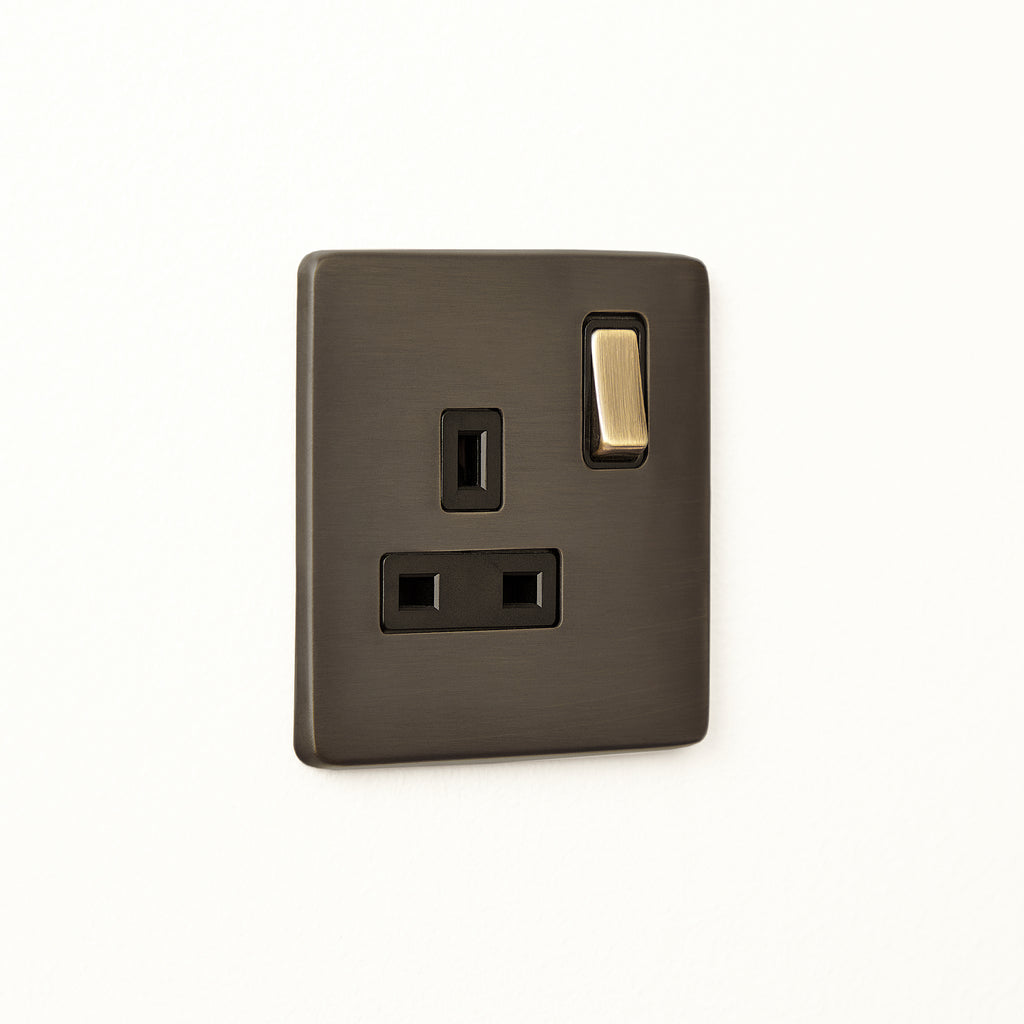 Single Florence plug socket in bronze
