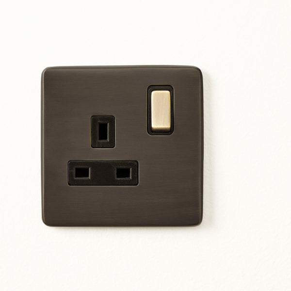 Single Florence plug socket in bronze