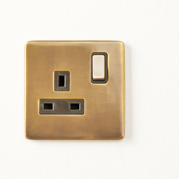 Single Florence plug socket in brass