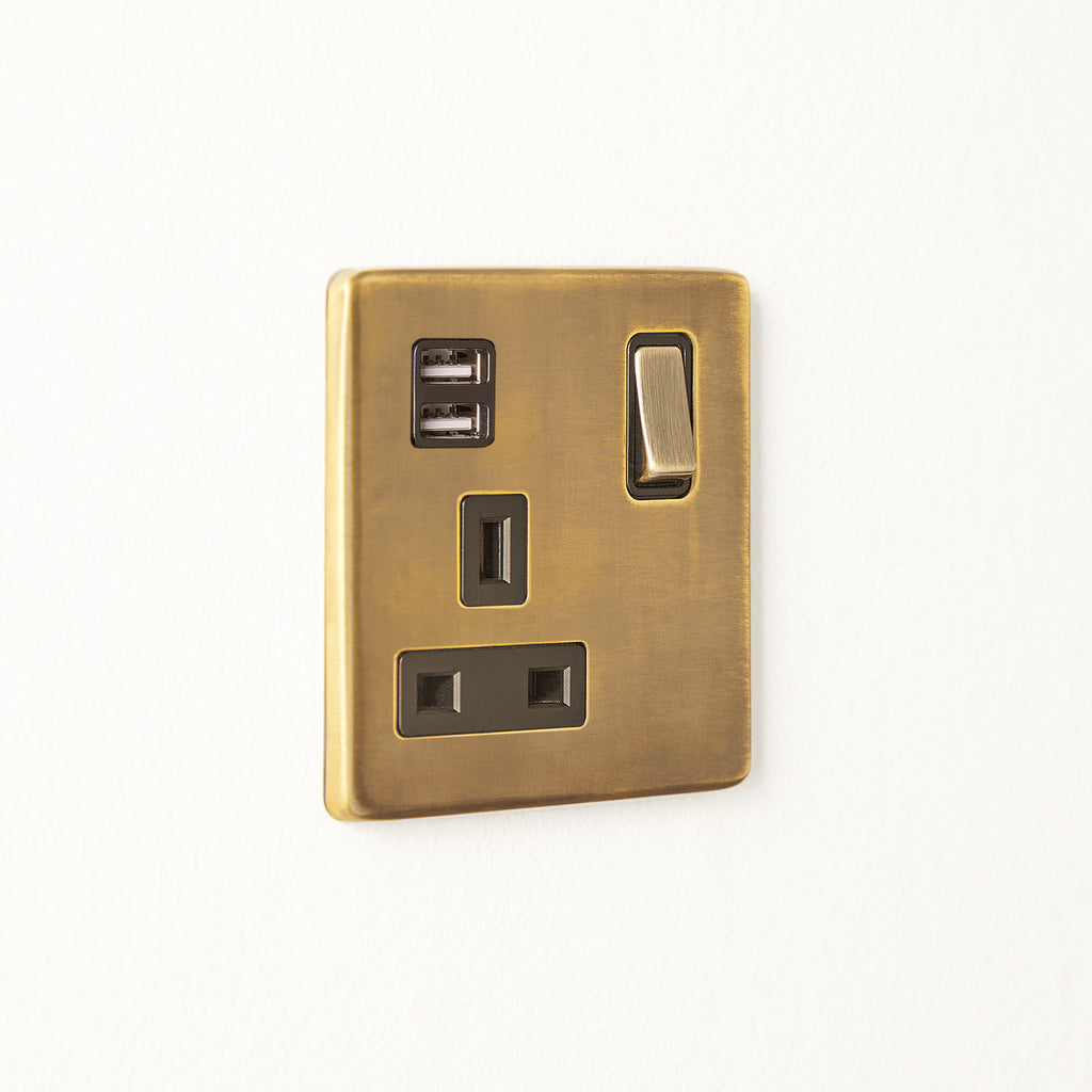 Florence one gang switched SP socket and dual USB outlet in brass