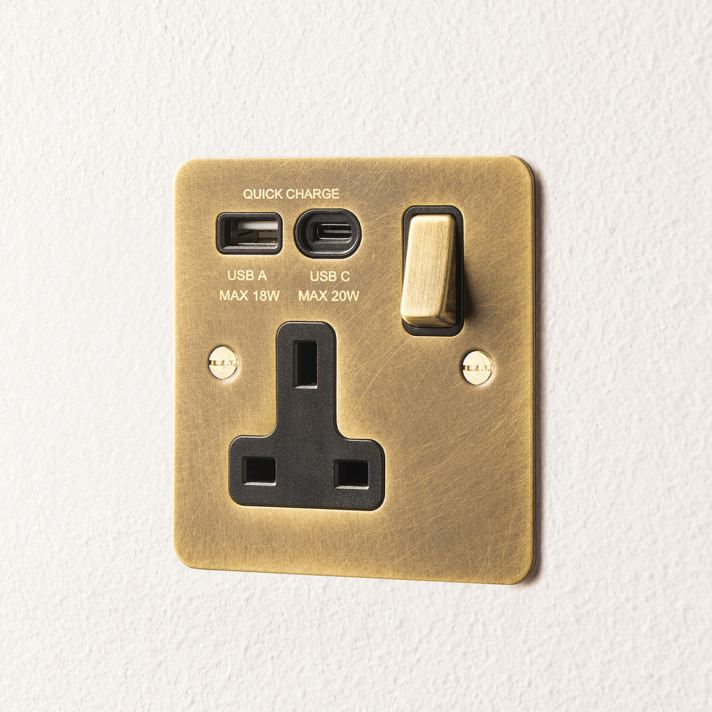Lucian single socket with USB type A & C with black inserts in aged br