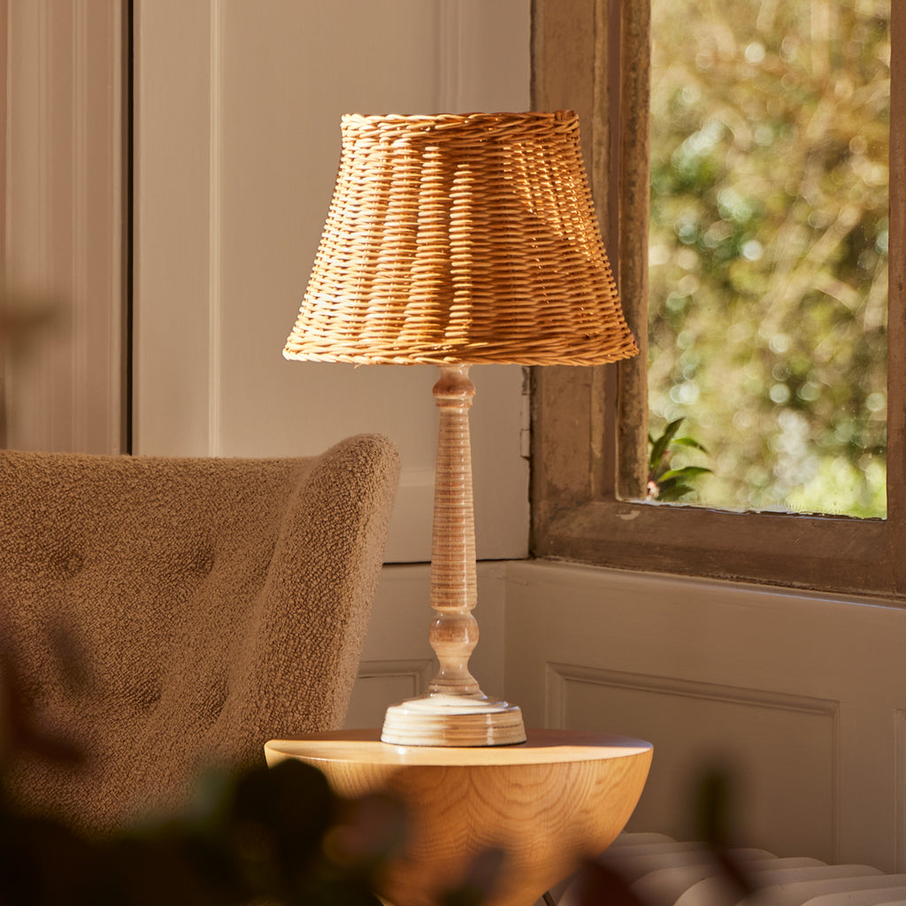 Dora table lamp in cream