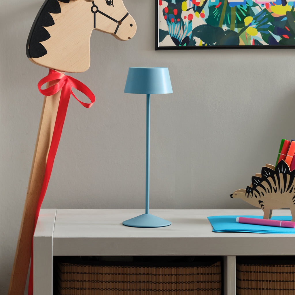 Scoon rechargeable table lamp in topaz