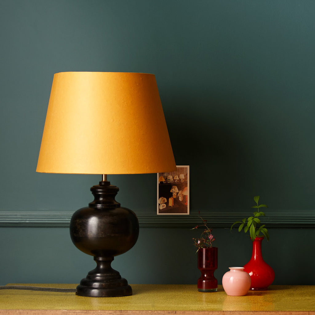 Venus table lamp in wood with a silvery black finish