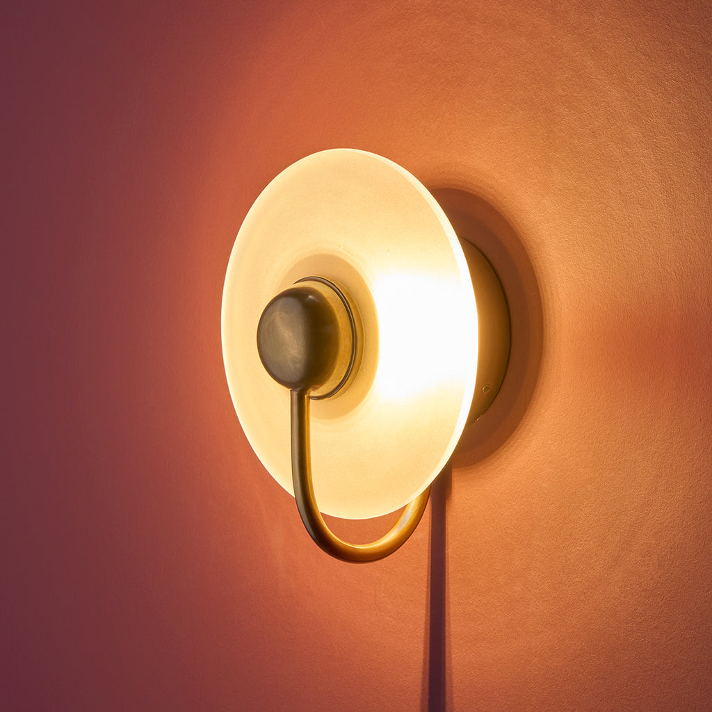 Dulce wall light with frosted glass