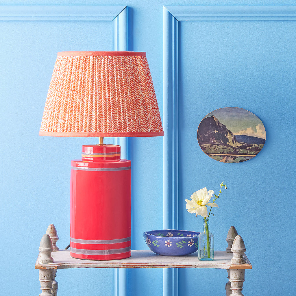 Regular Tabby table lamp in vermilion