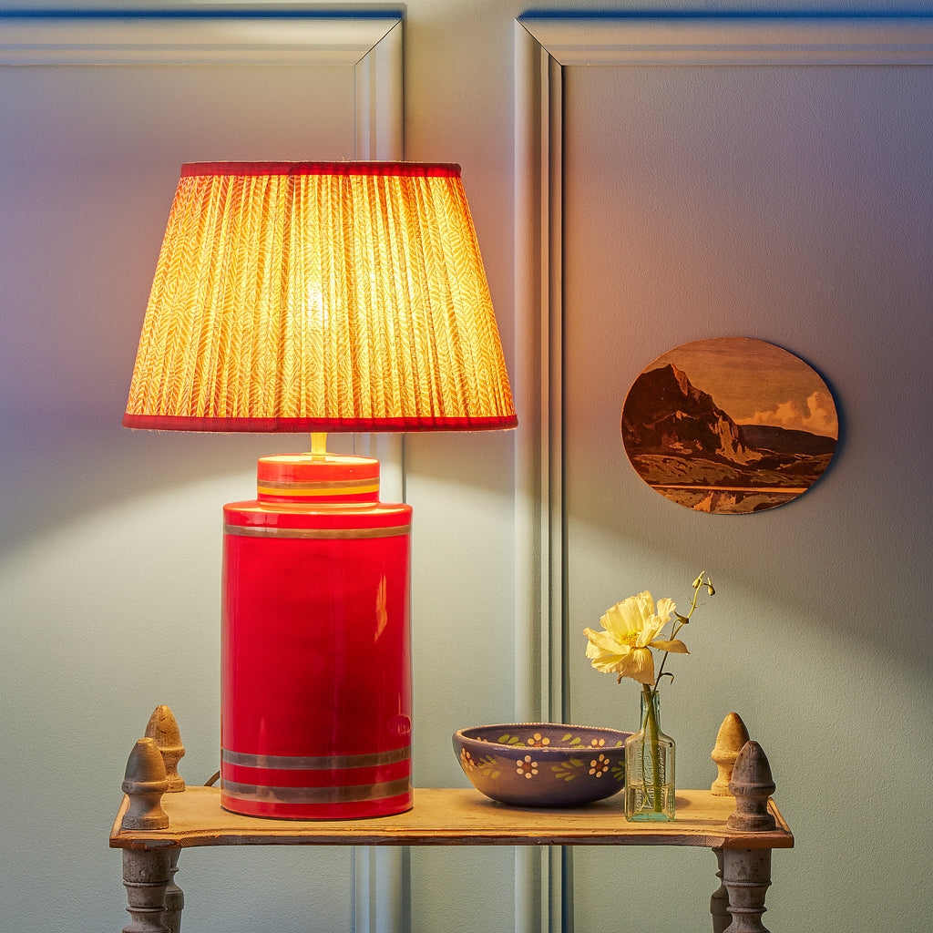 Regular Tabby table lamp in vermilion